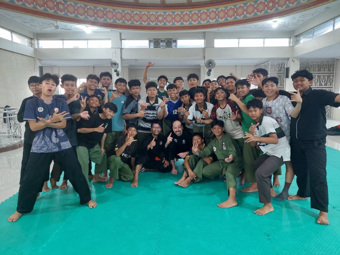Terpesona Budaya dan Filosofi Silat, Warga Prancis Berguru di PERSINAS ...